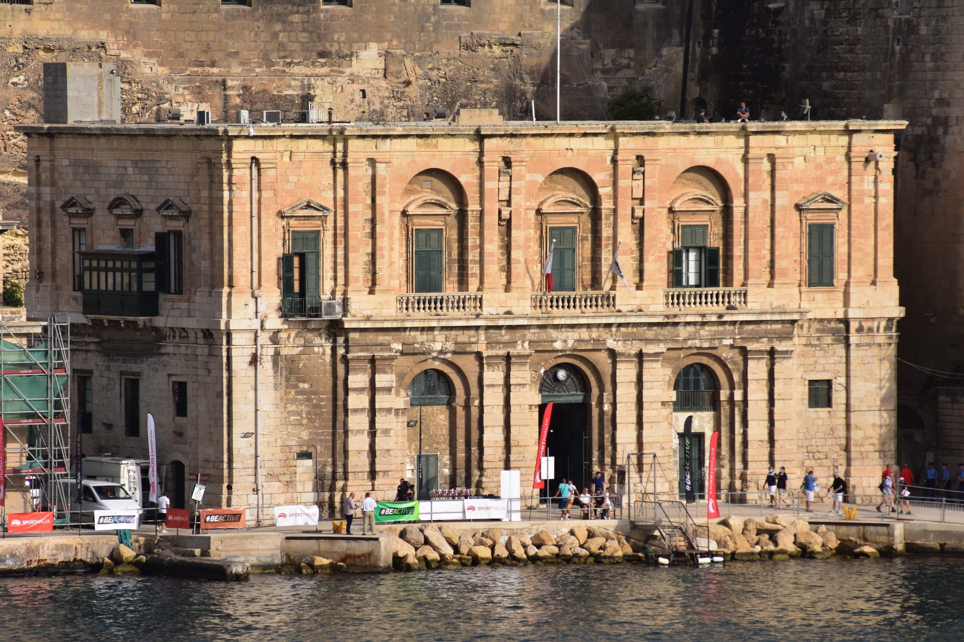 Il-Bieb tad-Dwana - Malti